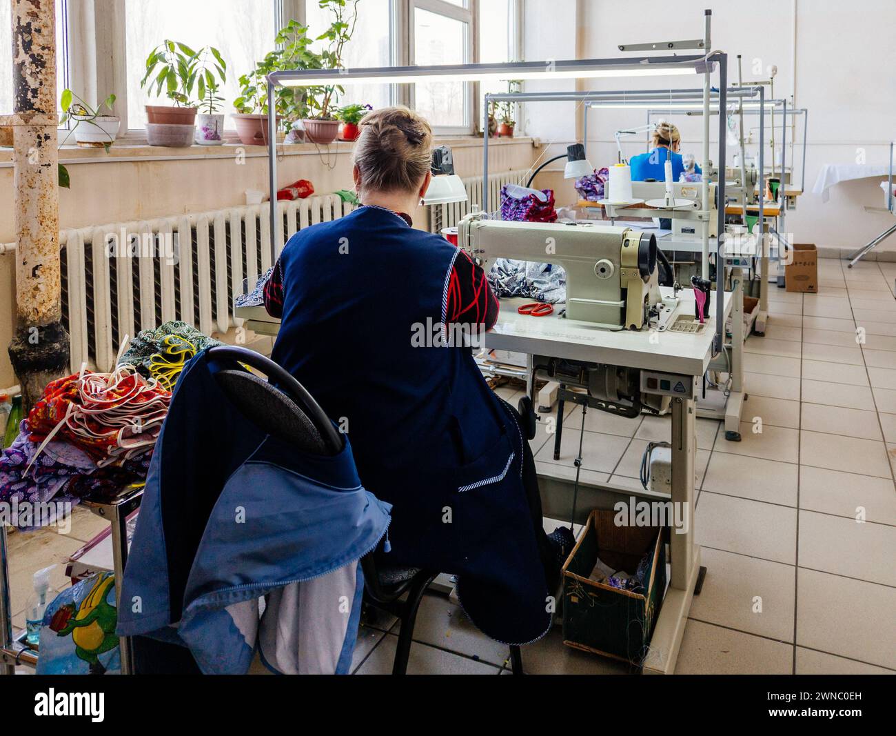 Girl working sewing machine hi-res stock photography and images - Alamy