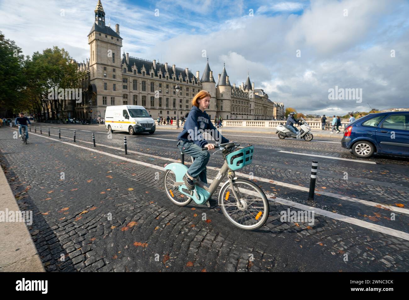 People in Paris riding their bikes, bicycles and scooters Stock Photo ...