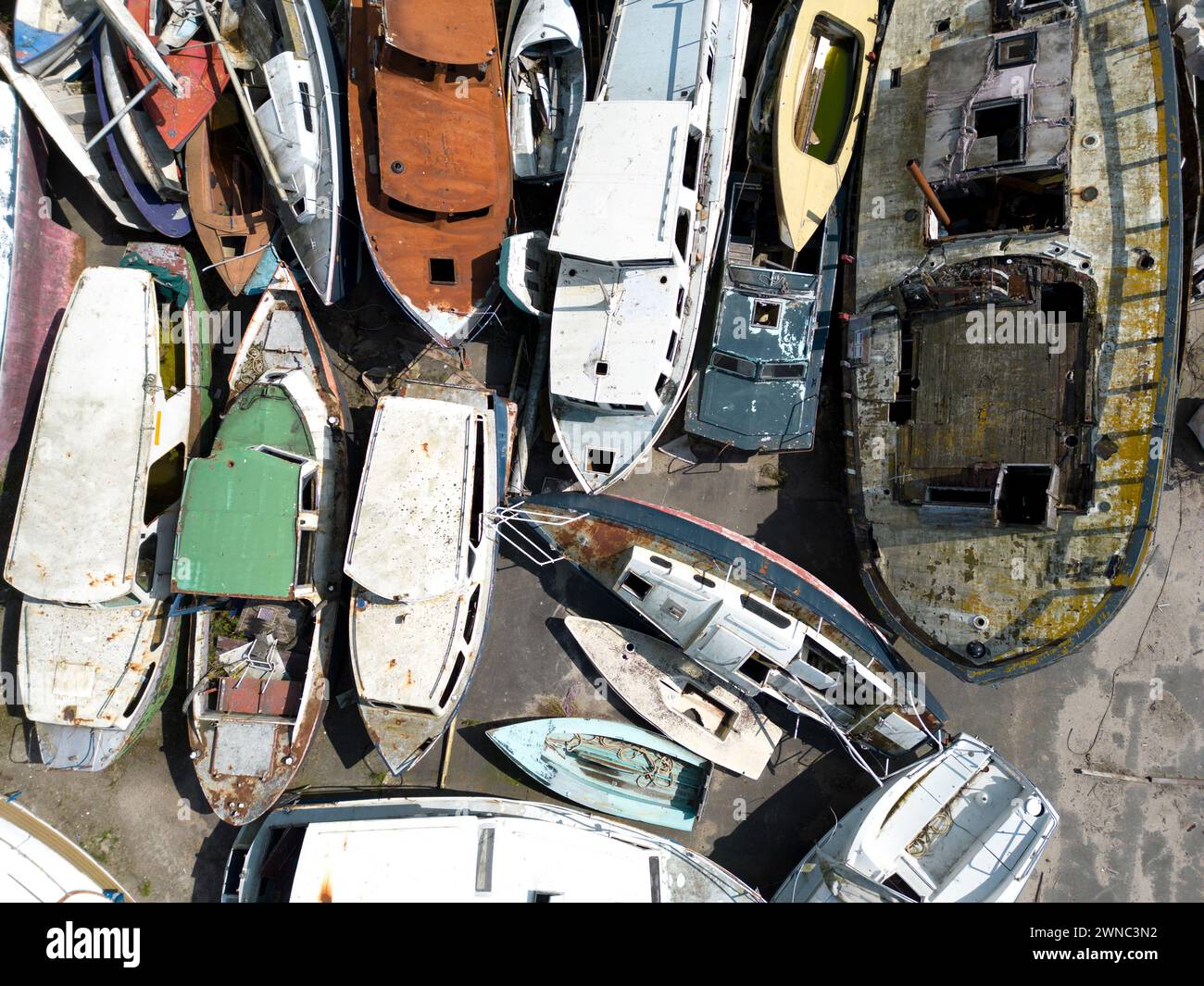 Scrapyard boats hi-res stock photography and images - Alamy