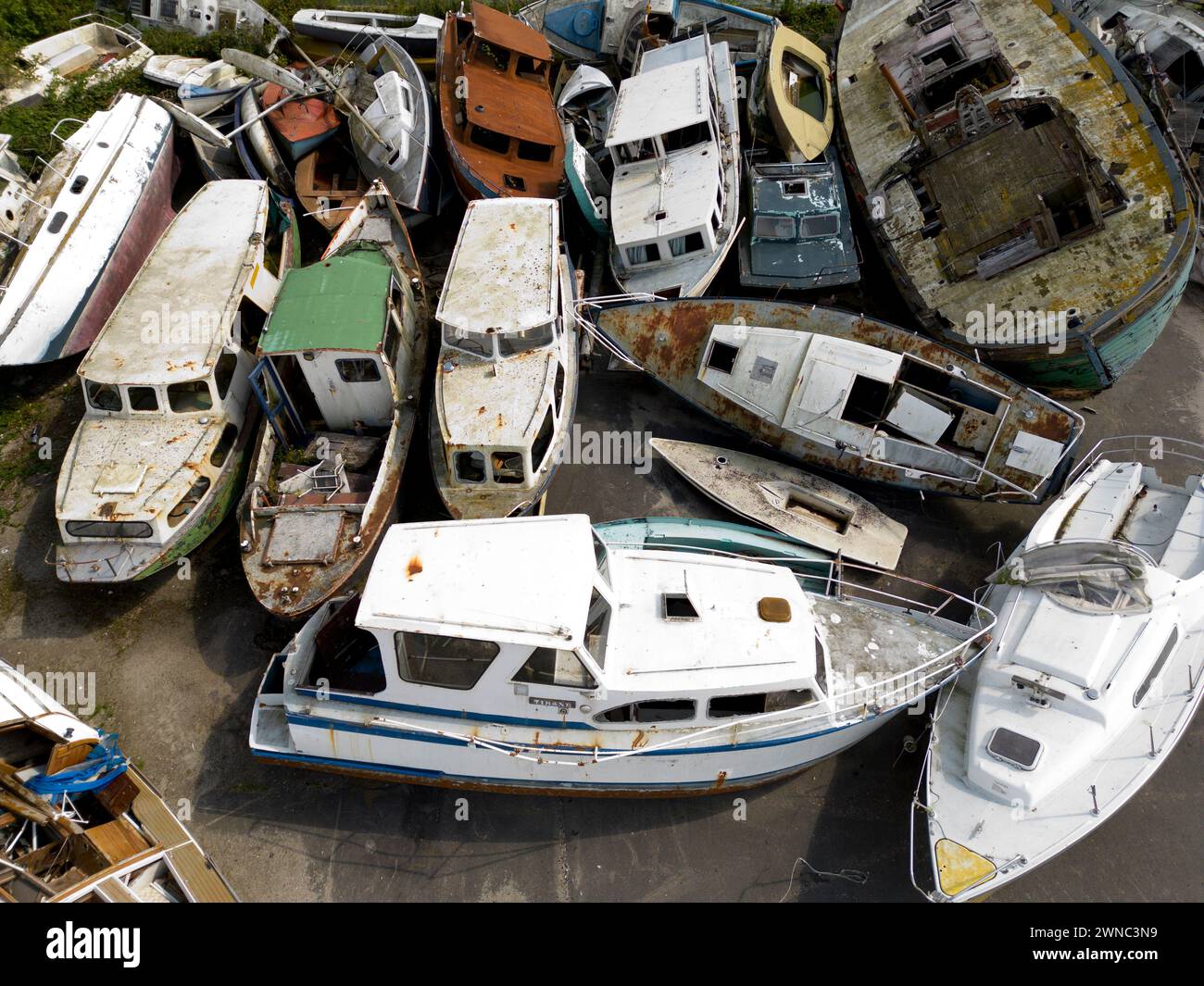 Scrapyard boats hi-res stock photography and images - Alamy