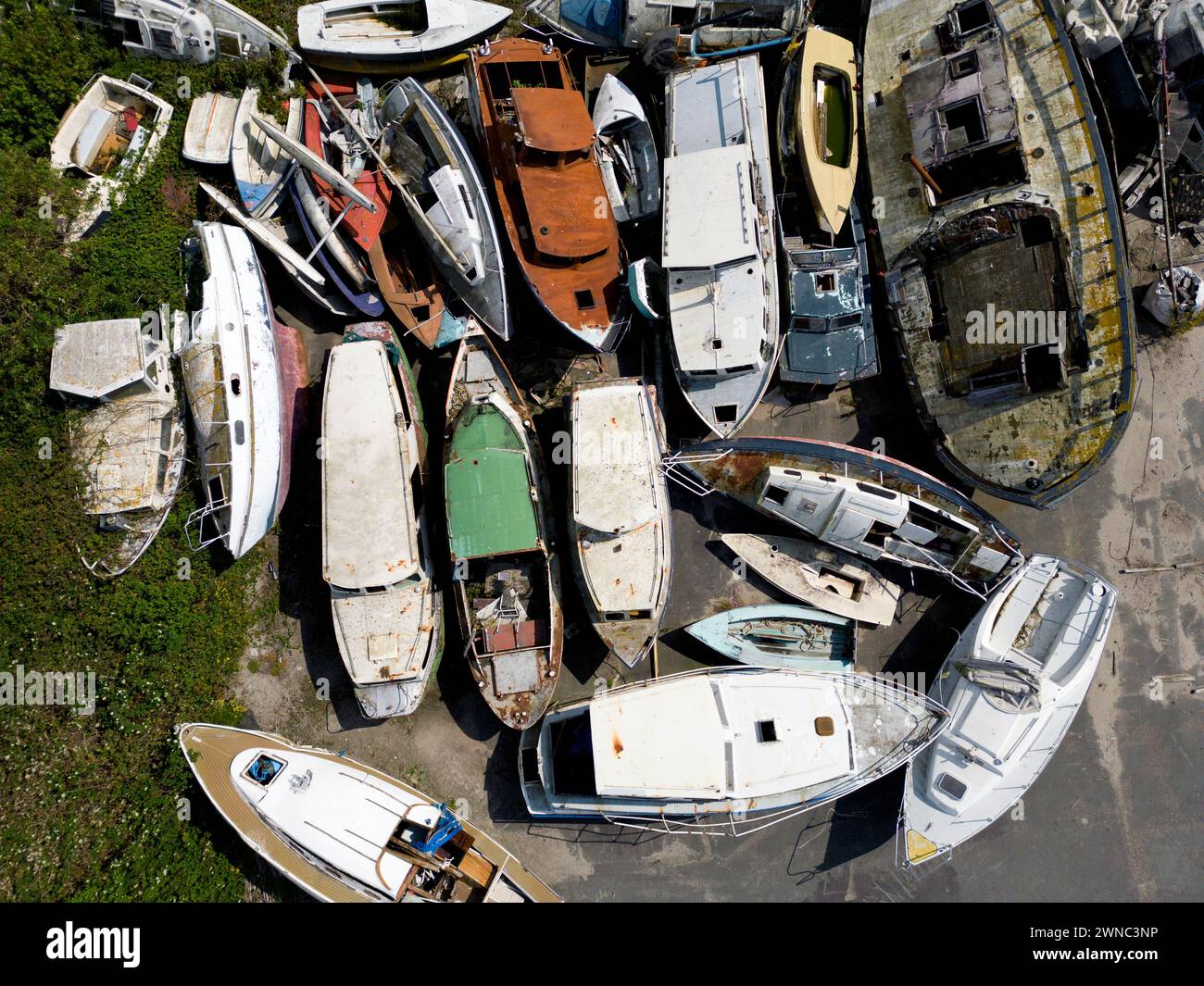 Scrapyard boats hi-res stock photography and images - Alamy