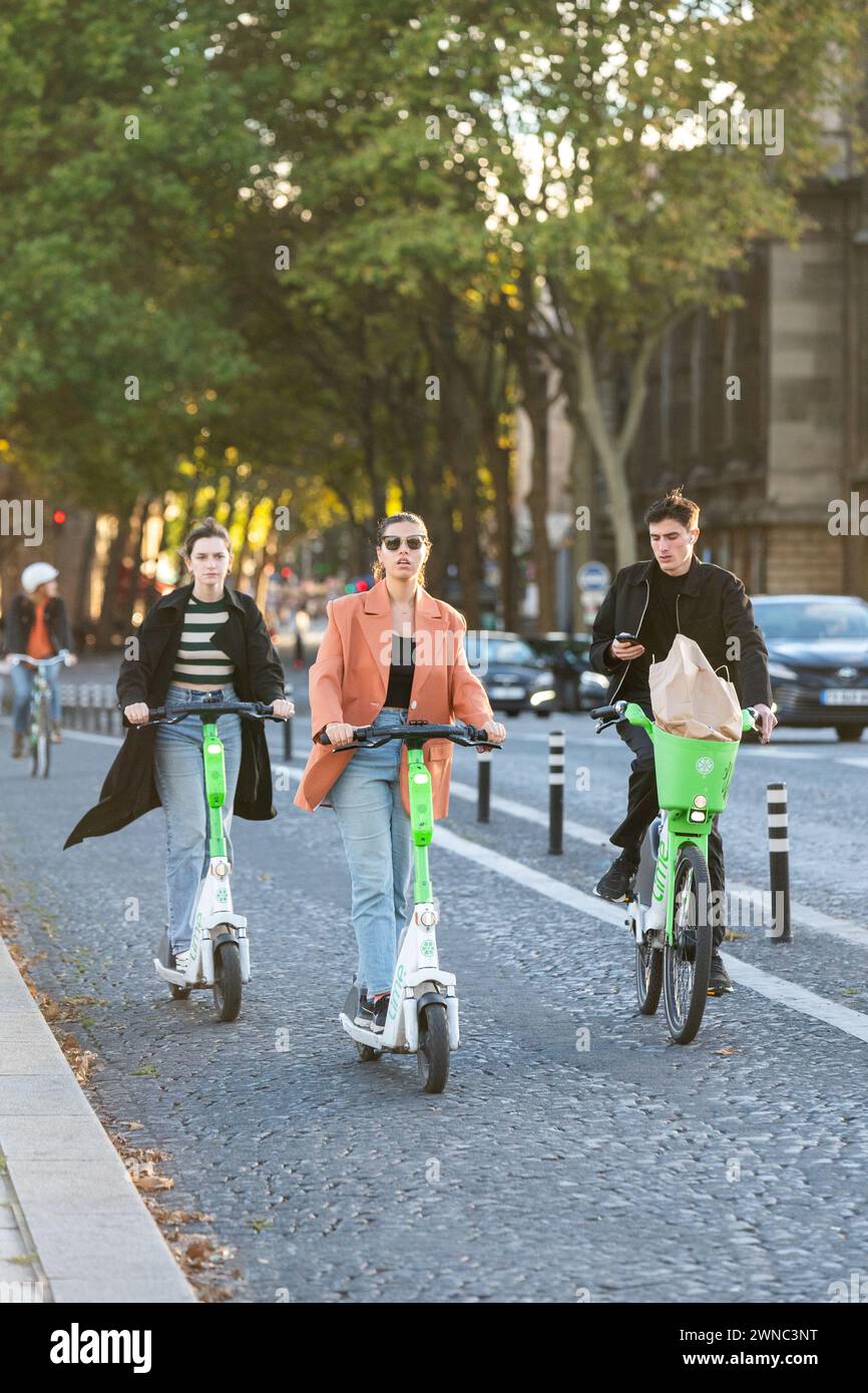 Exploring neighborhoods hi-res stock photography and images - Alamy