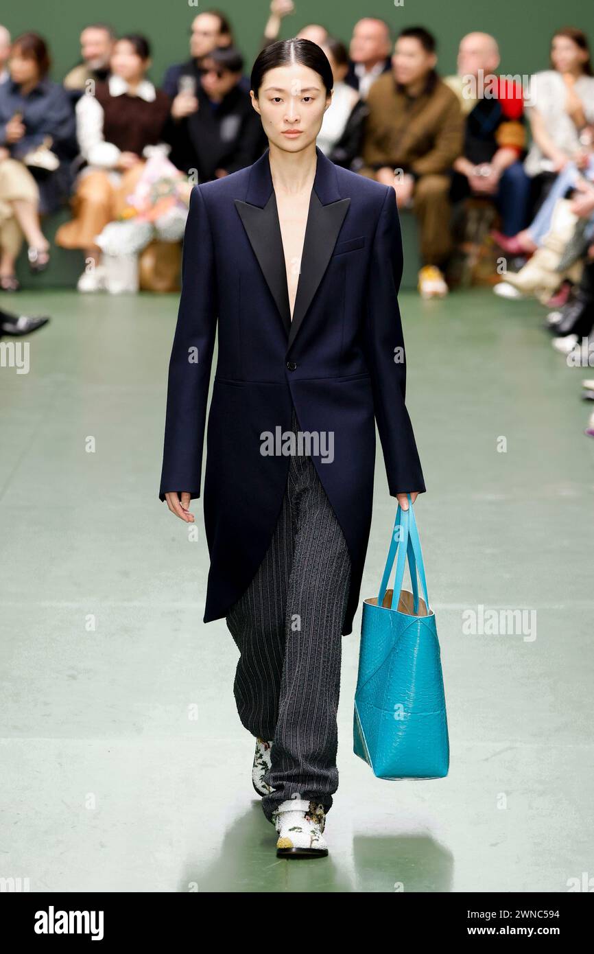 Loewe runway 2024 hi-res stock photography and images - Alamy
