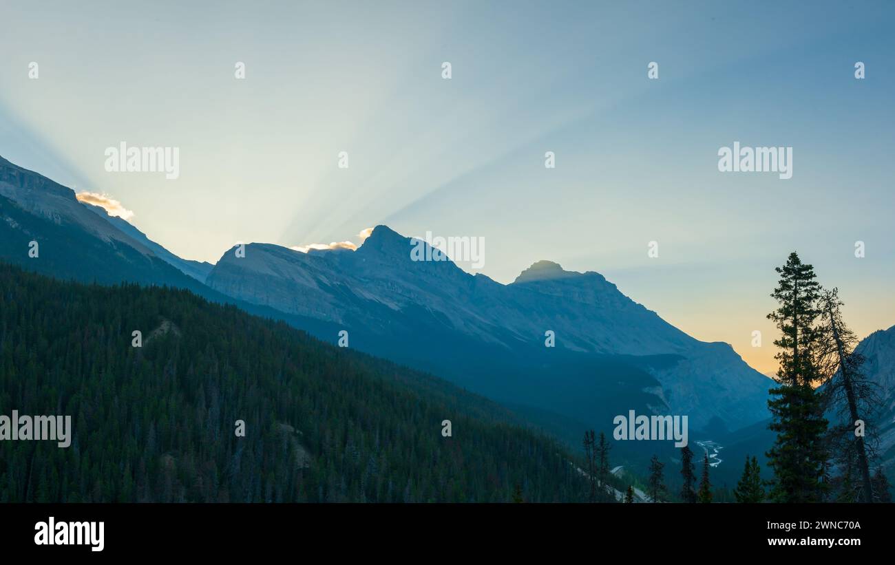 Morning sunrise views along the Icefields Parkway between Banff ...