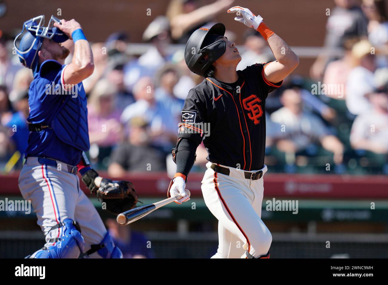 San Francisco Giants' Jung Hoo Lee, right, of South Korea, watches his ...