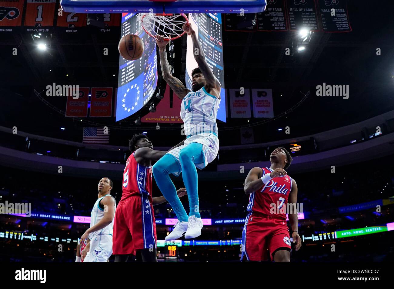 Charlotte Hornets' Nick Richards, center, dunks between Philadelphia ...