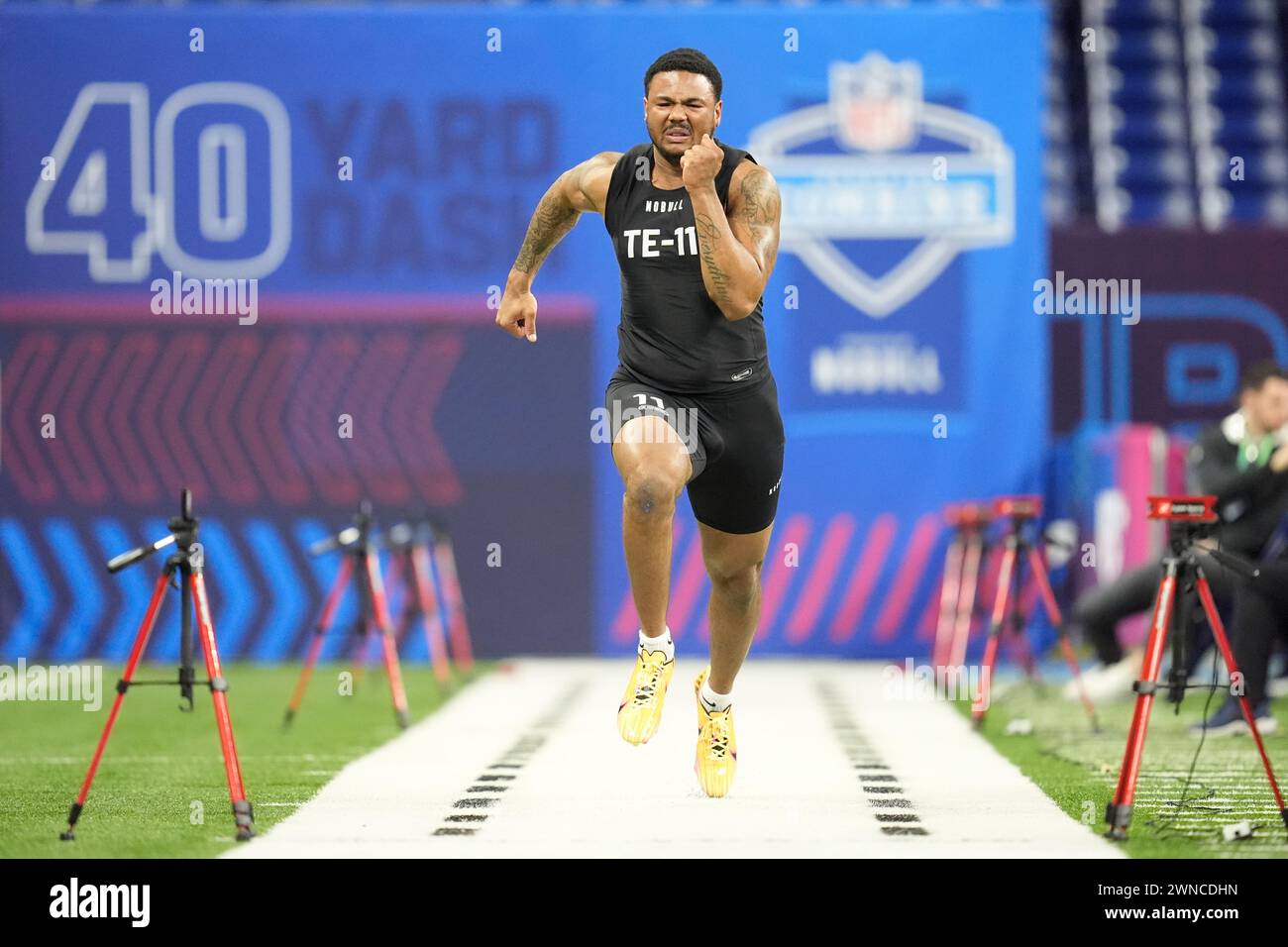 Texas tight end Ja'Tavion Sanders runs the 40-yard dash at the NFL football scouting combine ...