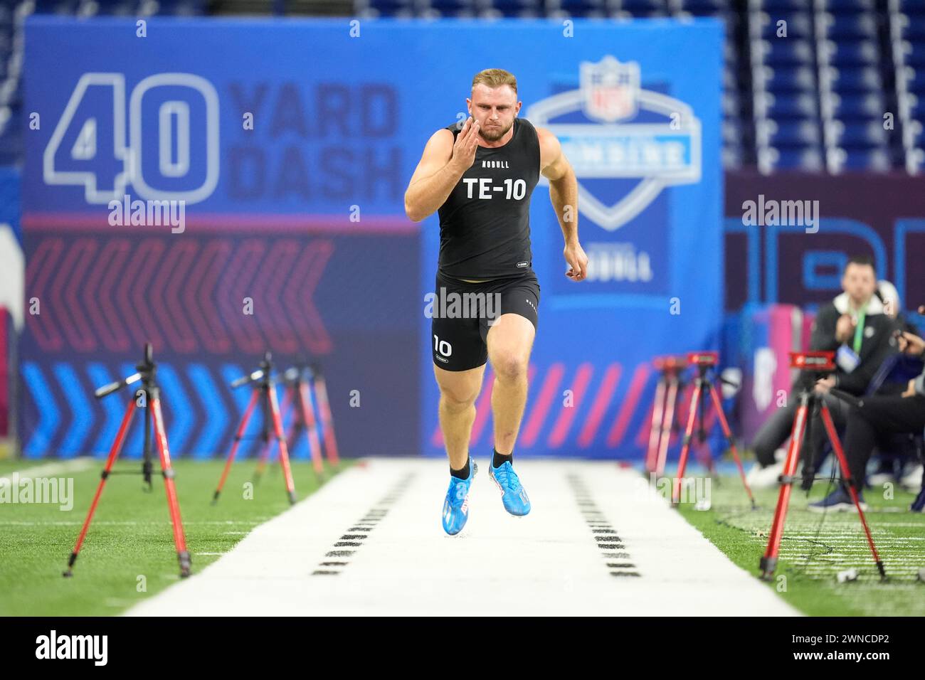 Illinois tight end Tip Reiman runs the 40-yard dash at the NFL football ...