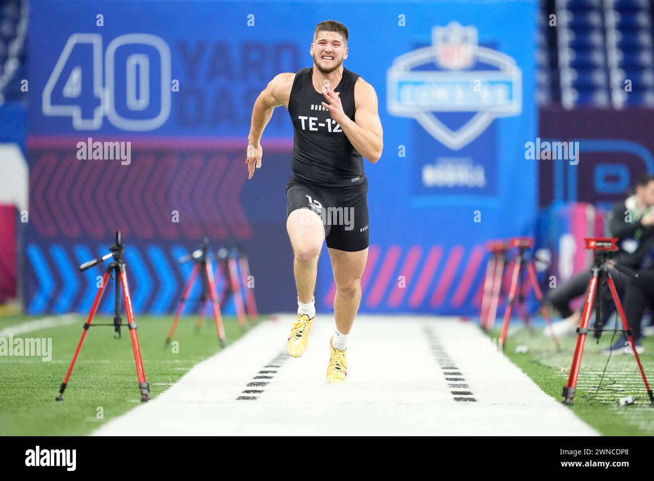 Kansas State tight end Ben Sinnott runs the 40-yard dash at the NFL ...
