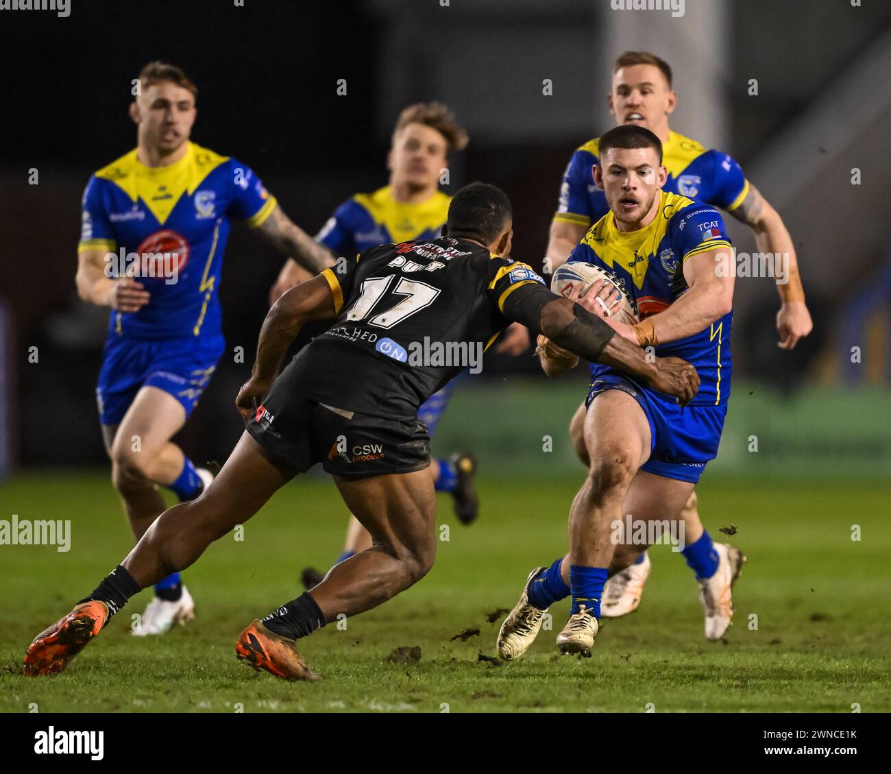 Danny Walker of Warrington Wolves makes a break during the Betfred ...
