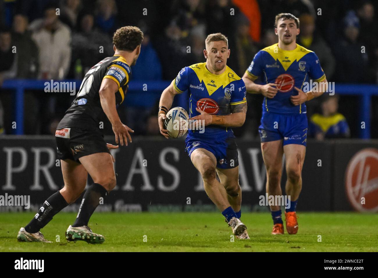 Matt Dufty of Warrington Wolves makes a break during the Betfred Super ...