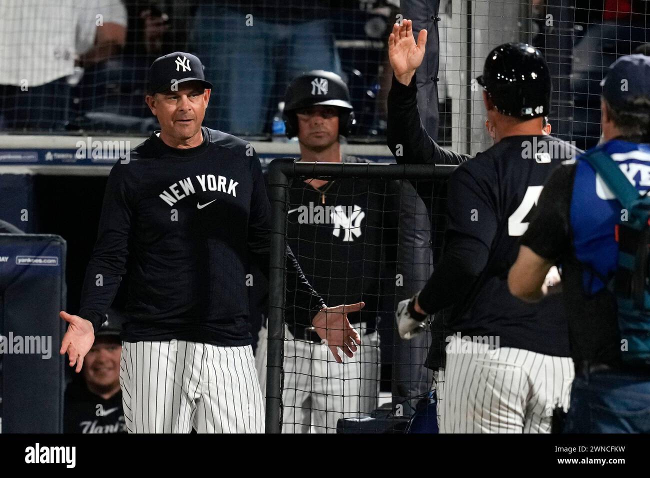 New York Yankees manager Aaron Boone greets Anthony Rizzo, right, after ...