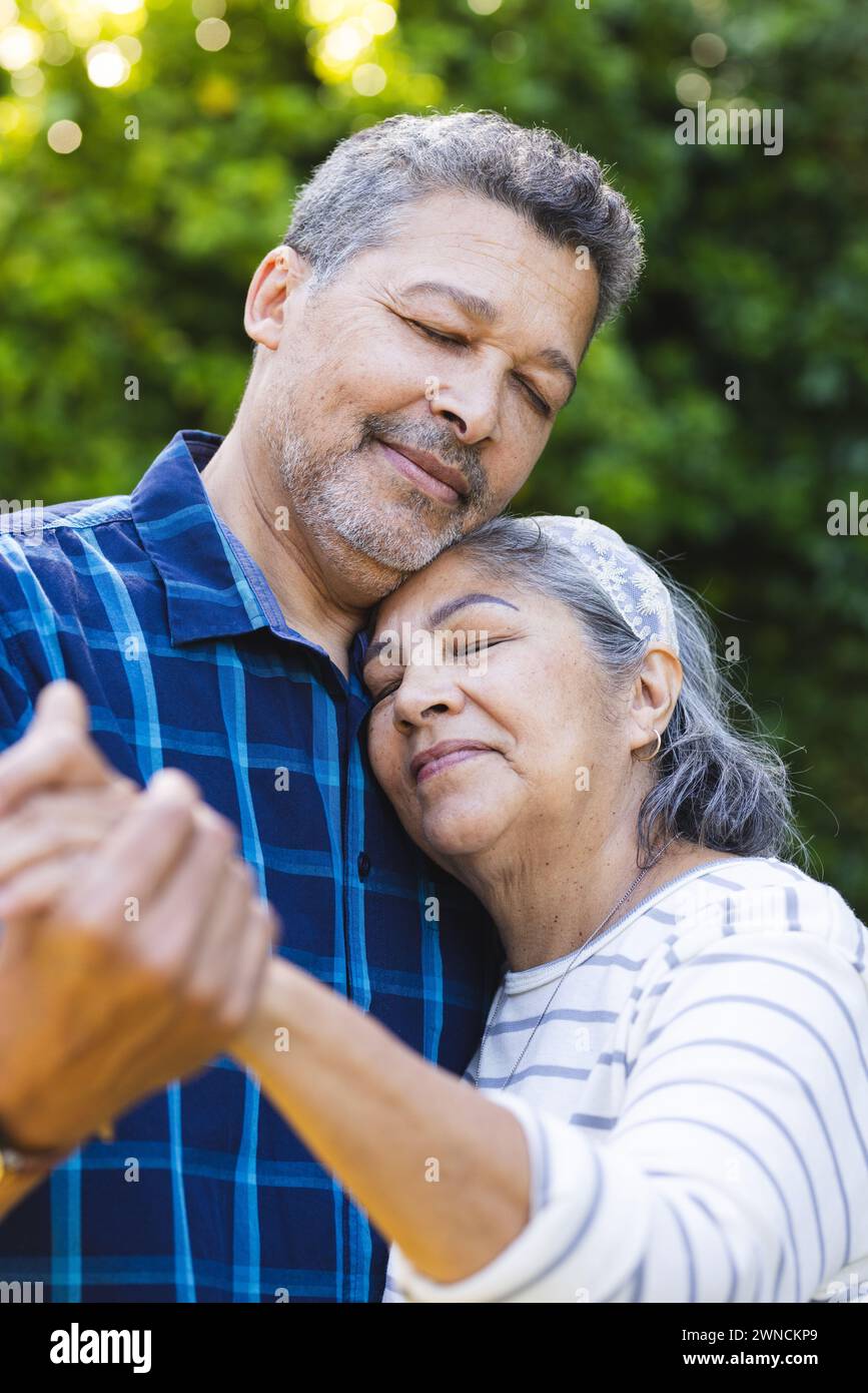 Man arm around woman hi-res stock photography and images - Alamy
