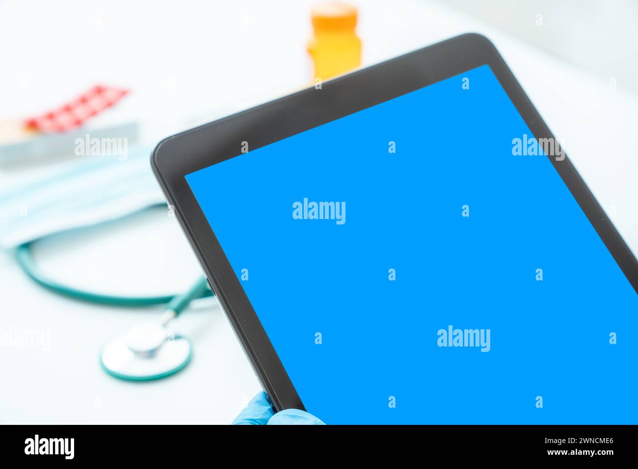Tablet with blank screen Stock Photo - Alamy