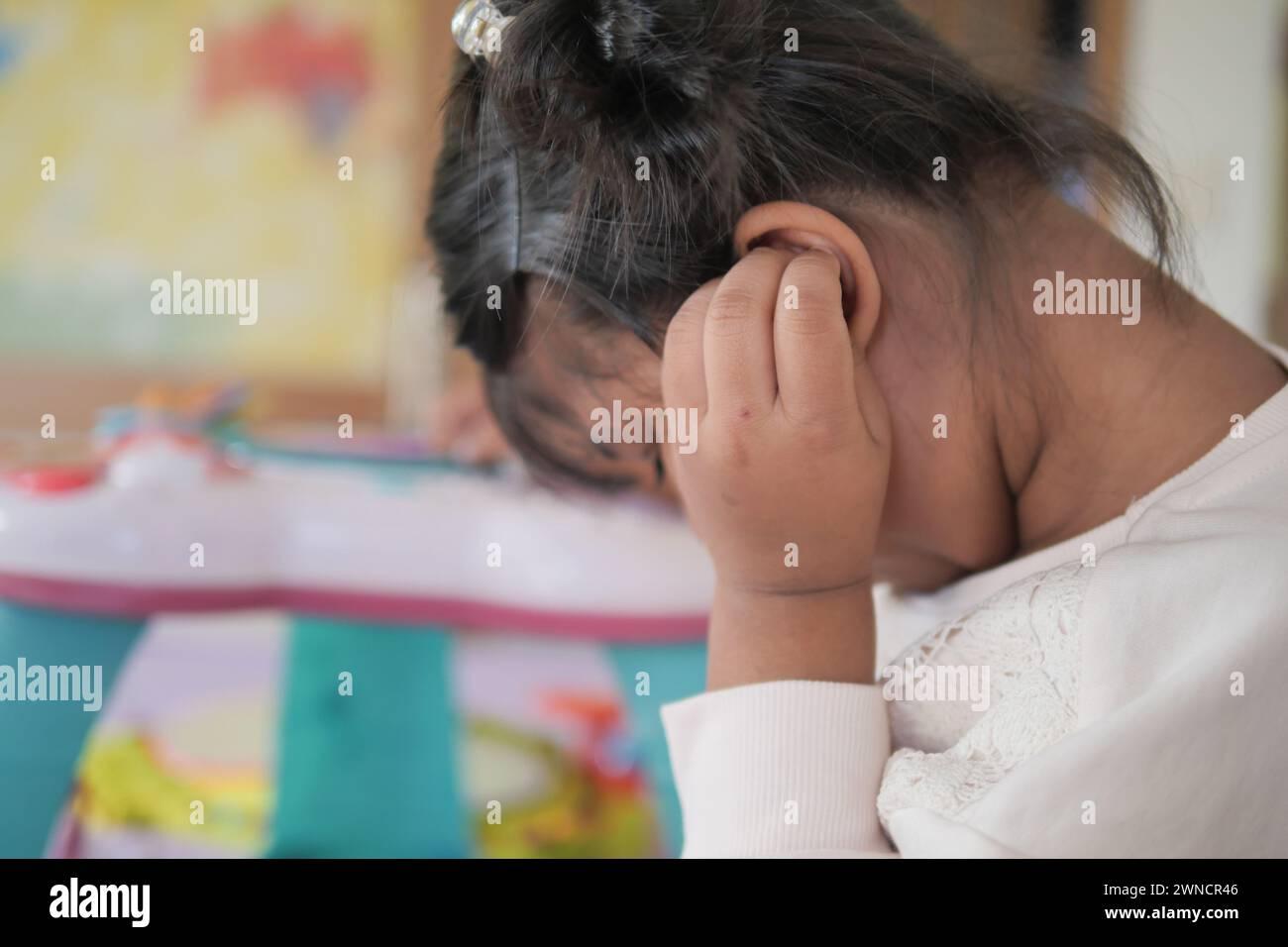 child having ear pain touching his painful ear Stock Photo - Alamy