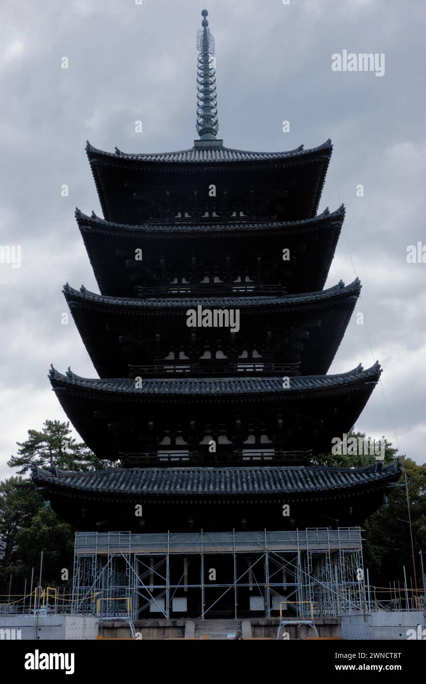 Kofukuji Temple pagoda under scaffolding, Nara, Japan Stock Photo - Alamy