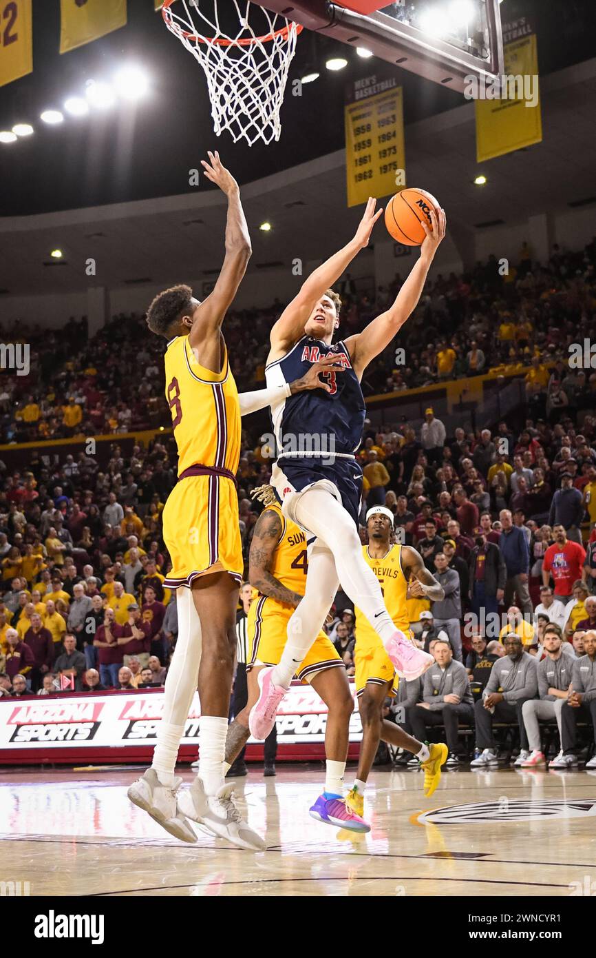 Arizona Wildcats guard Pelle Larsson (3) attempts a shot in the second ...