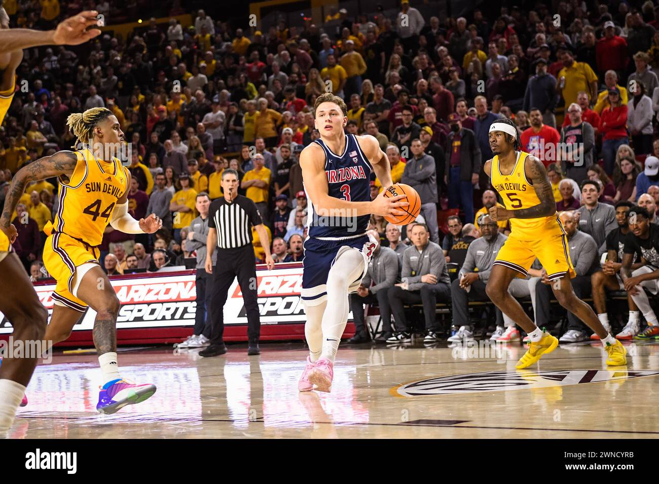 Arizona Wildcats guard Pelle Larsson (3) drives toward the basket in ...