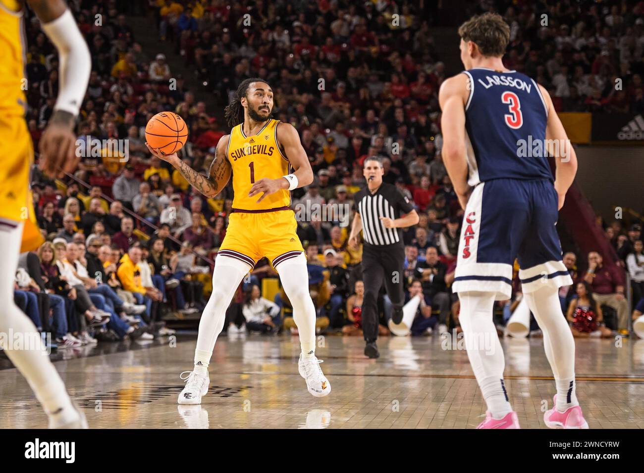 Arizona State Sun Devils guard Frankie Collins (1) looks to pass the ...