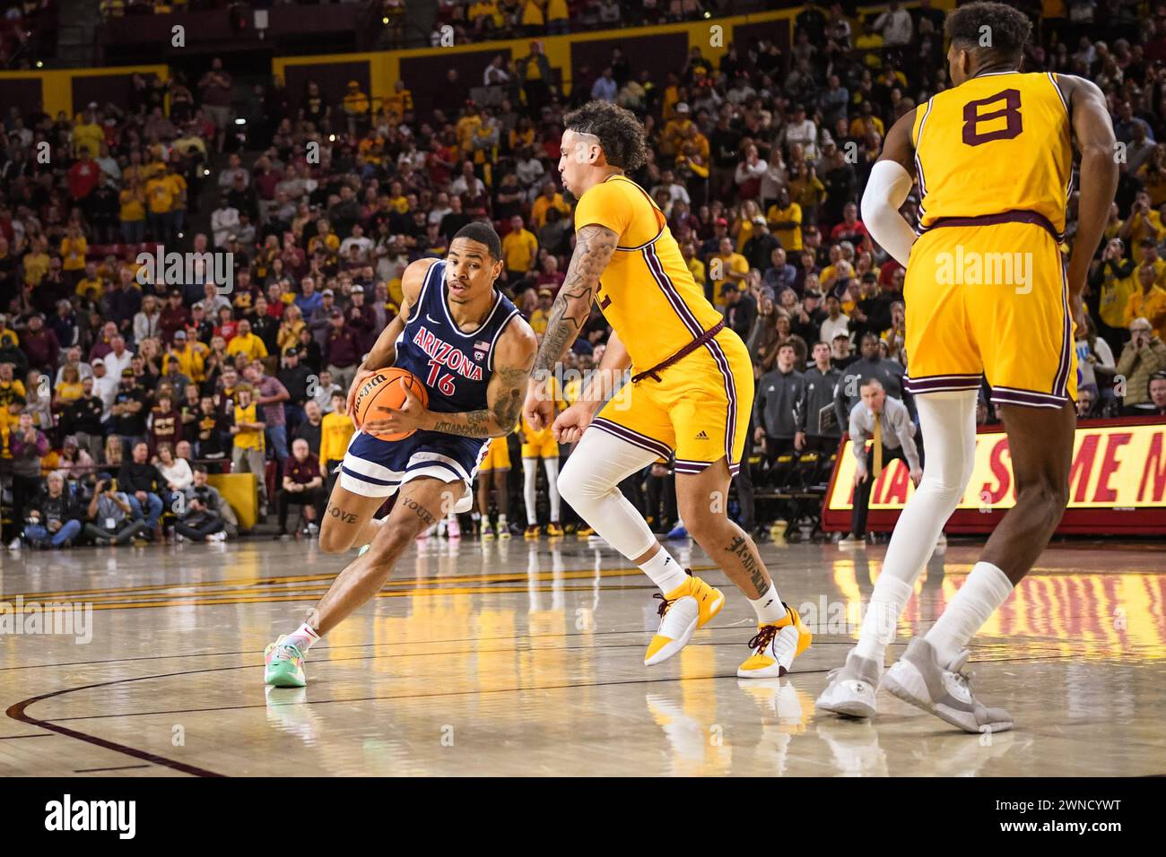 Arizona Wildcats forward Keshad Johnson (16) drives toward the basket ...