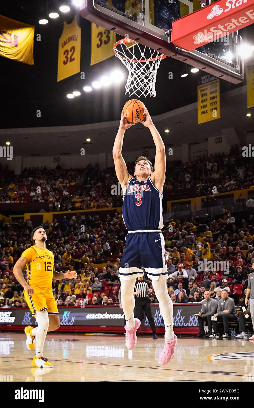 Arizona Wildcats guard Pelle Larsson (3) attempts a shot in the second ...