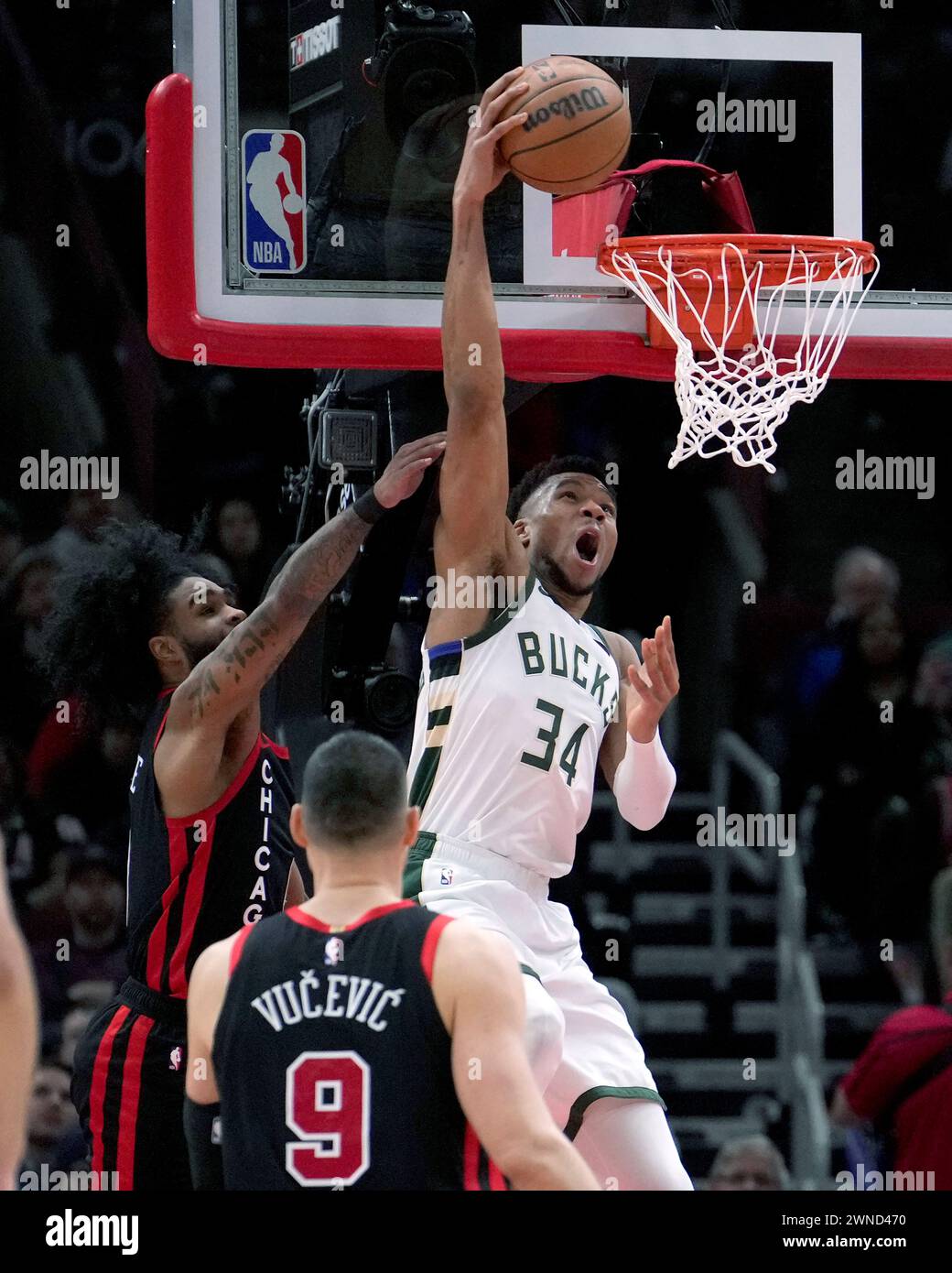 Milwaukee Bucks' Giannis Antetokounmpo (34) dunks as Chicago Bulls ...