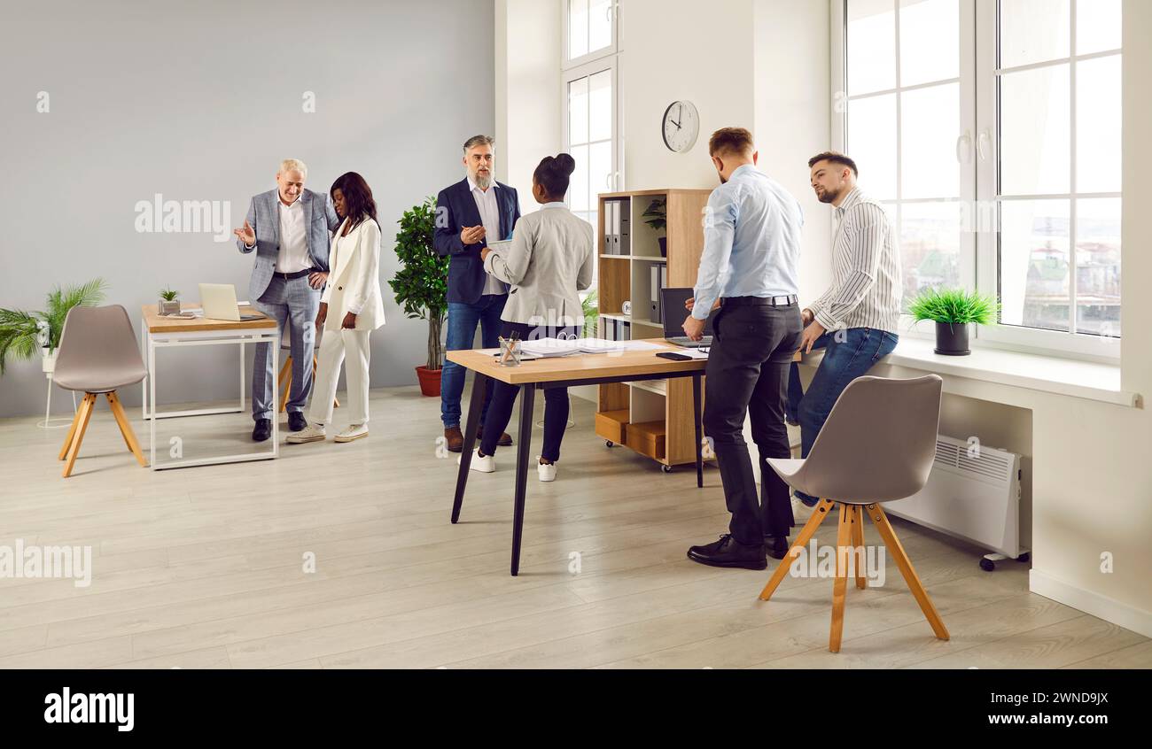 Group socialising work hi-res stock photography and images - Alamy