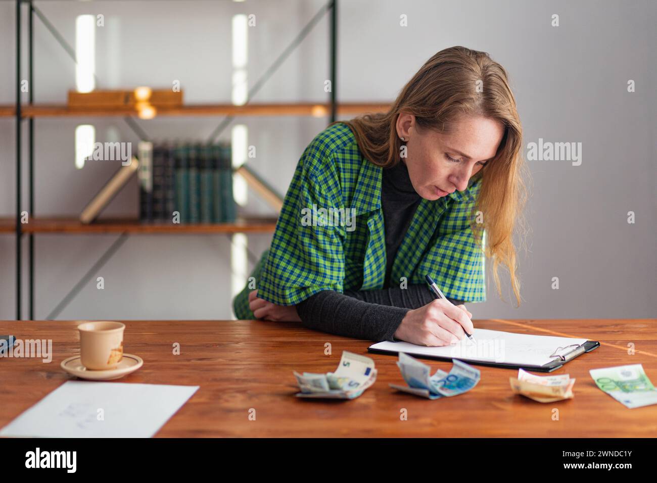 Lady counting money hi-res stock photography and images - Alamy