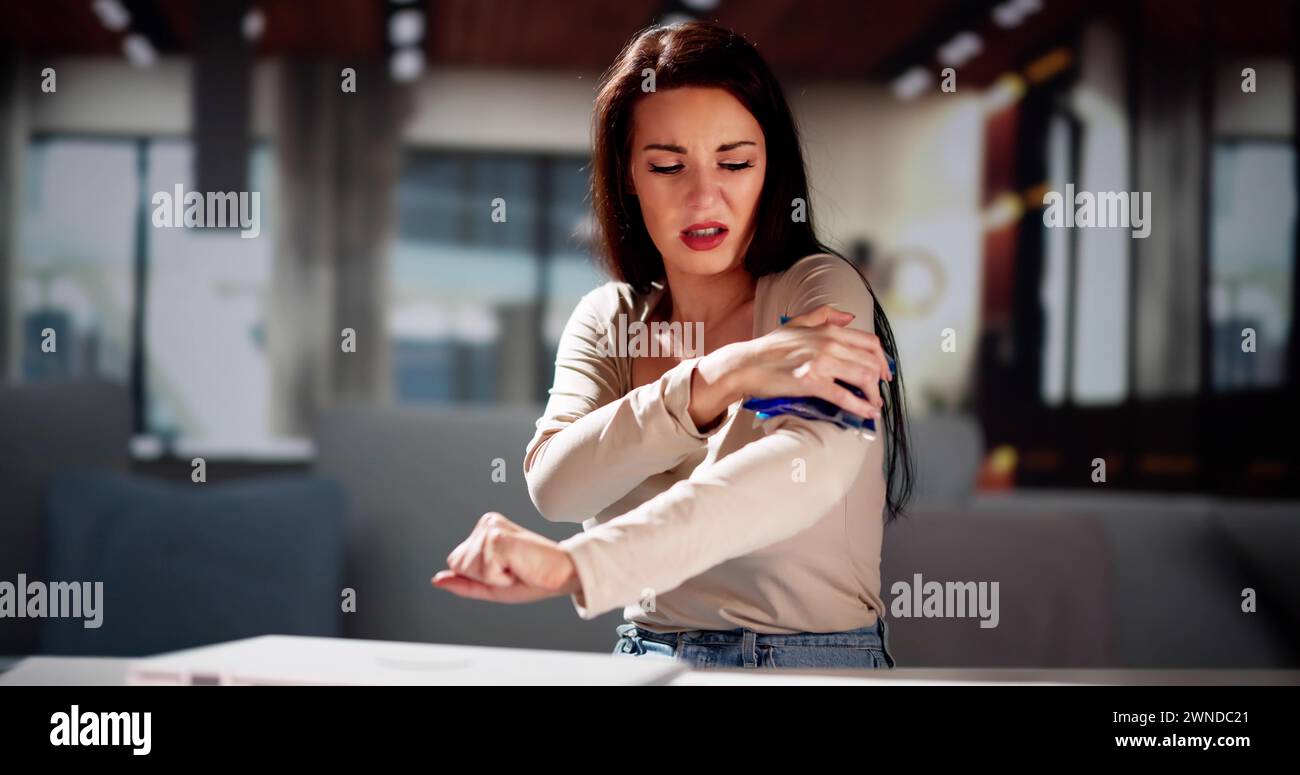 Ice Pack Cold Compress. Arm Joint Pain Stock Photo - Alamy