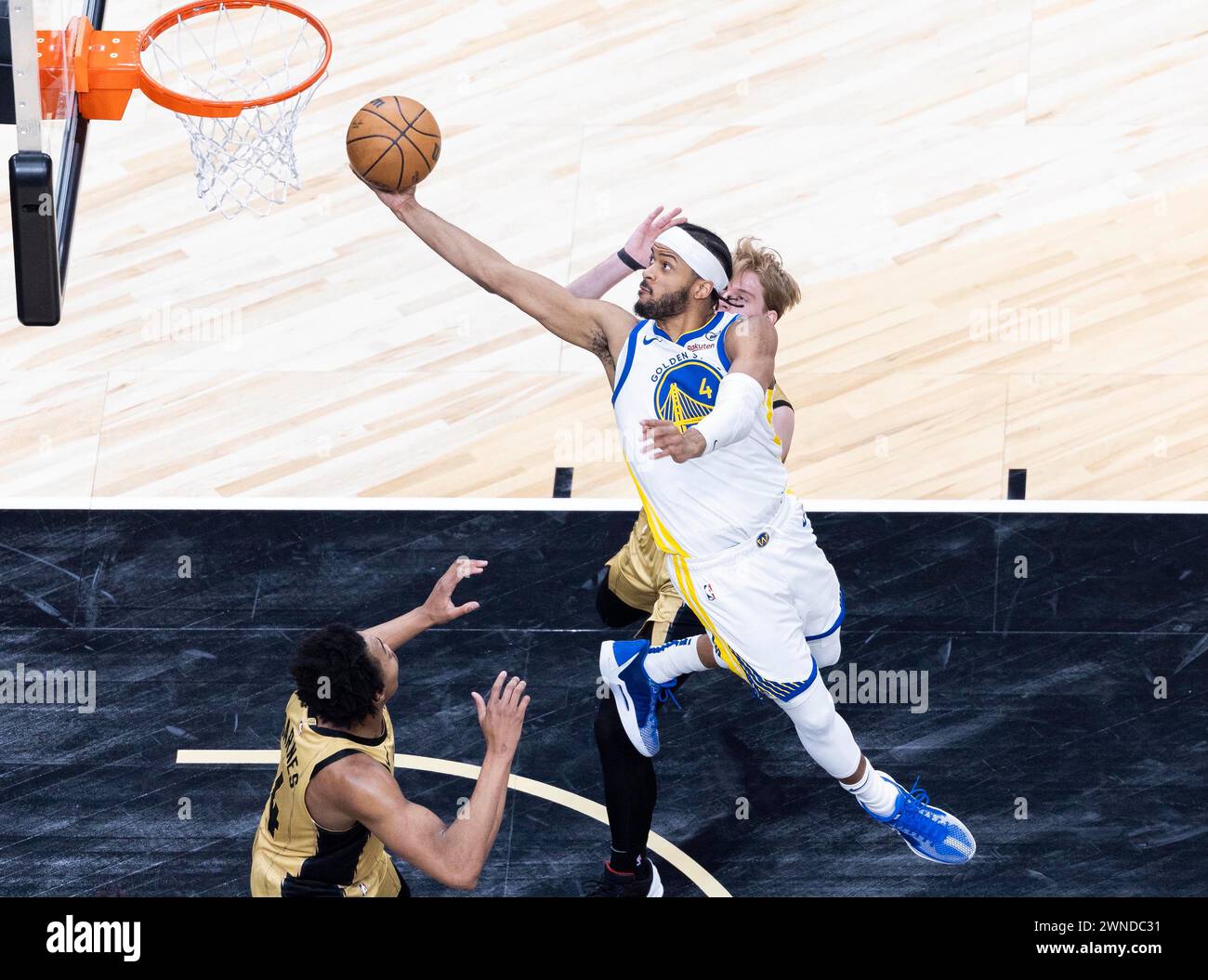 Toronto, Canada. 1st Mar, 2024. Moses Moody (R) of Golden State ...