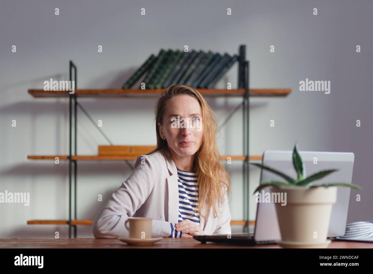 Discreet woman hi-res stock photography and images - Alamy