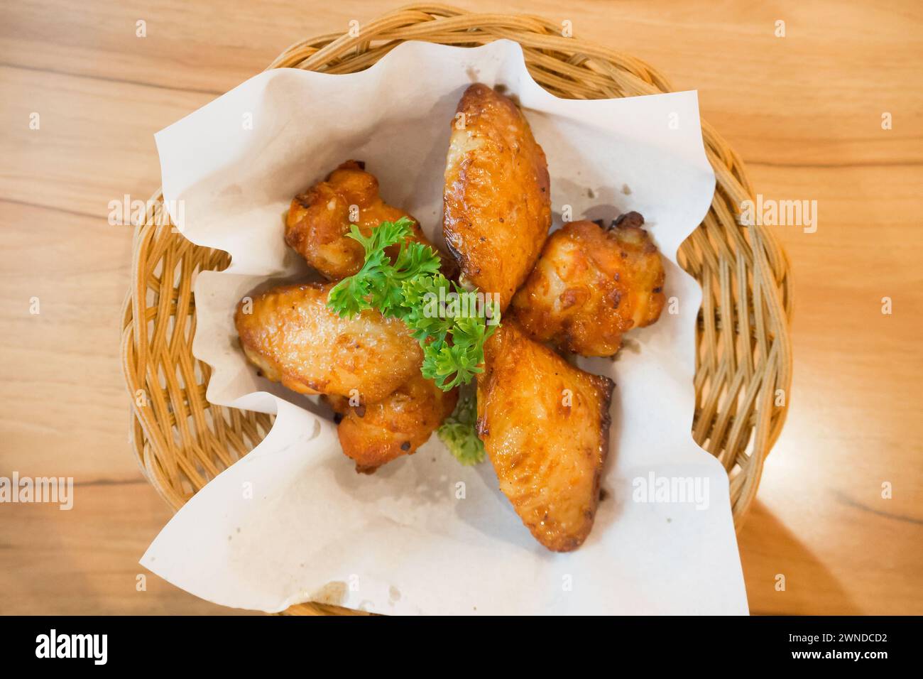 hot and spicy chicken wings in basket Stock Photo - Alamy