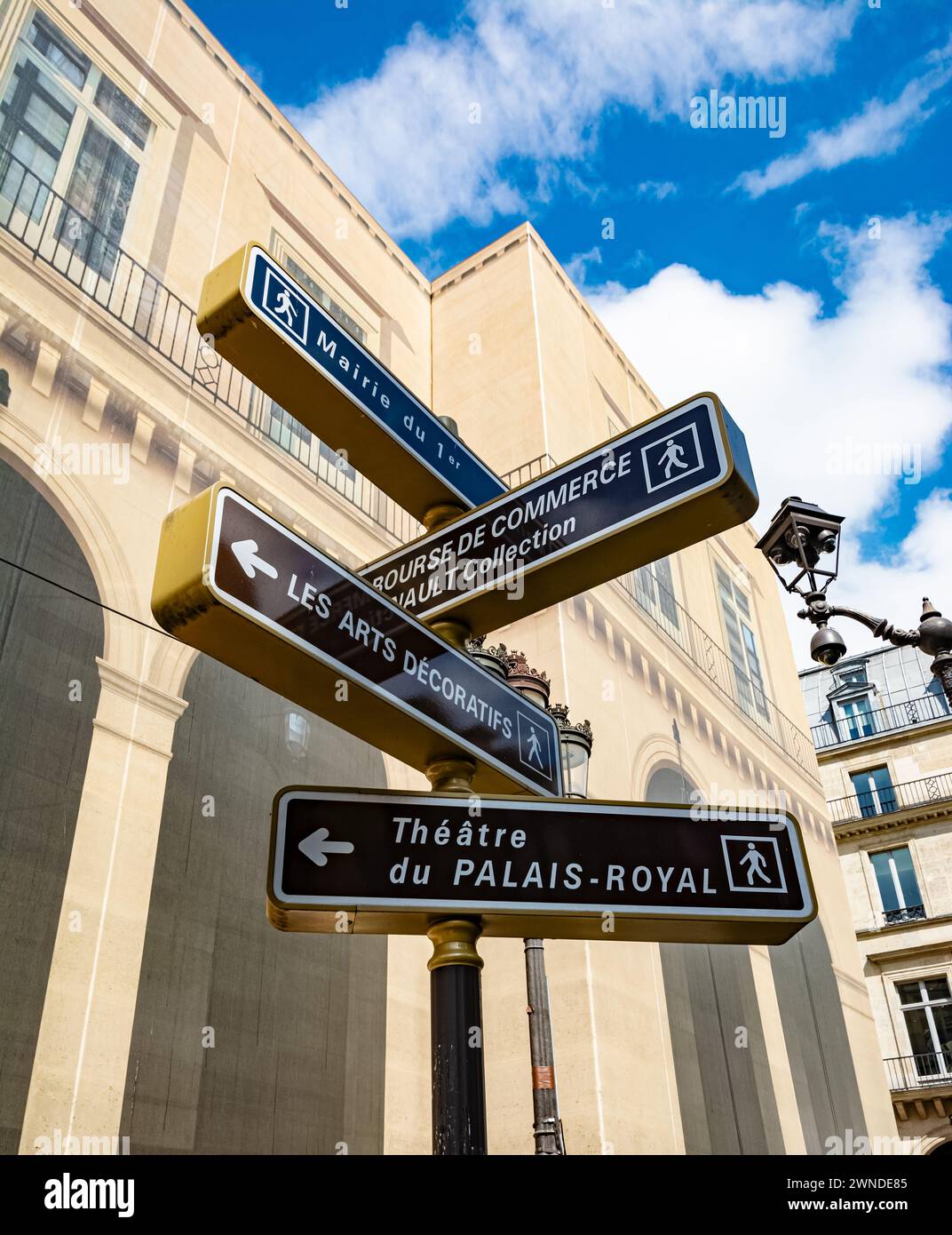 Paris direction signs hi-res stock photography and images - Alamy