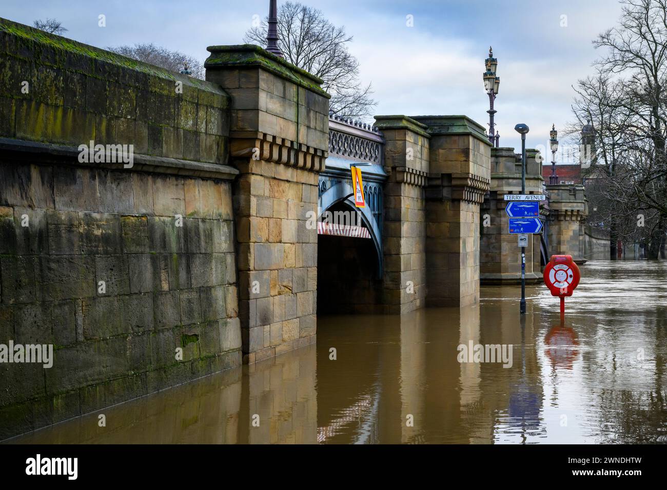 River Ouse burst its banks after heavy rain (riverside route under high ...