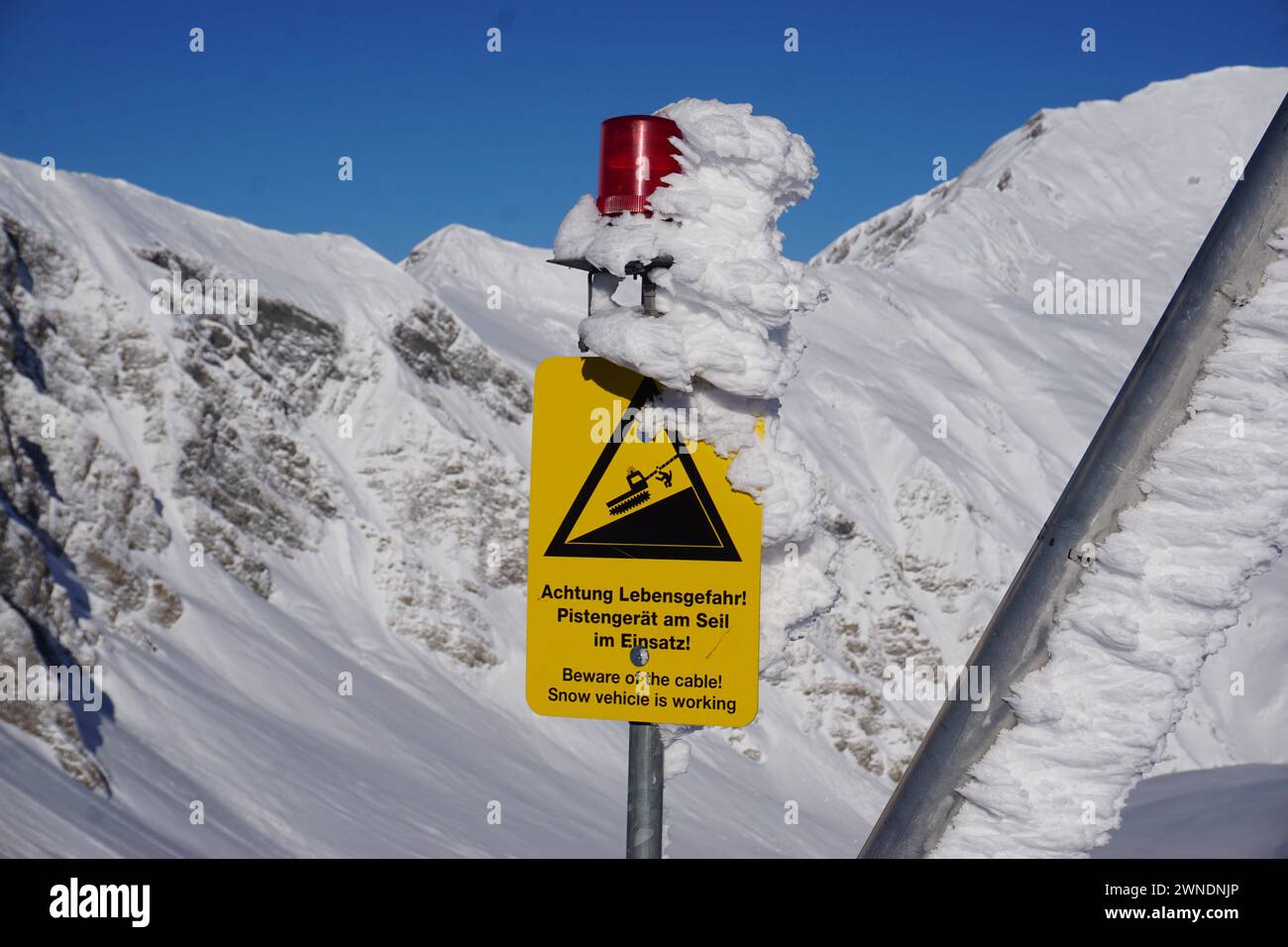 Hintertuxer Gletscher, Österreich 10. Januar 2024: Warnschild auf einer Skipiste im Zillertal ...