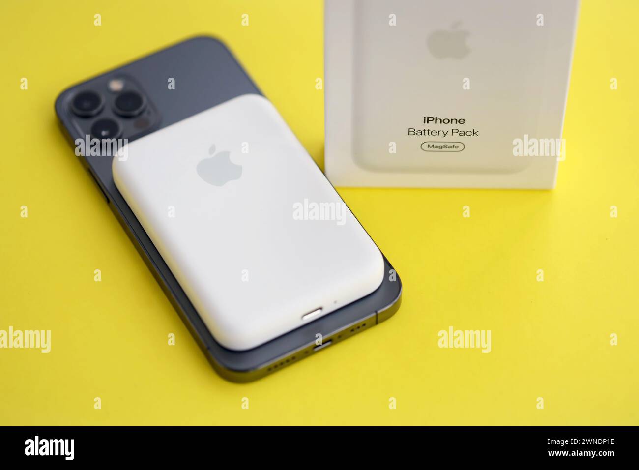 Apple magsafe battery pack hi-res stock photography and images - Alamy