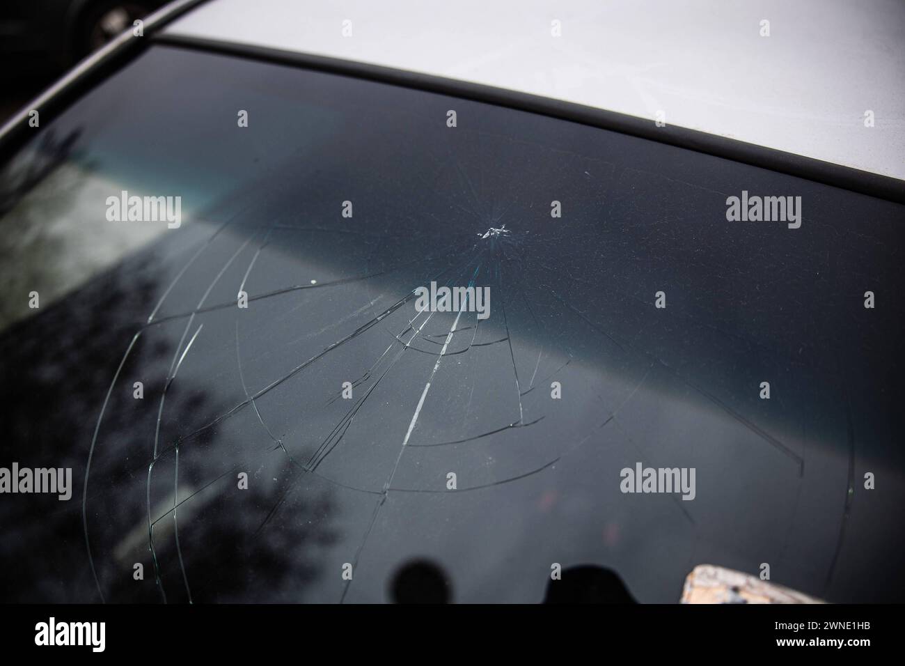 Eine gesprungene Scheibe. Ein teilweise zerstörtes, nicht angemeldetes ...