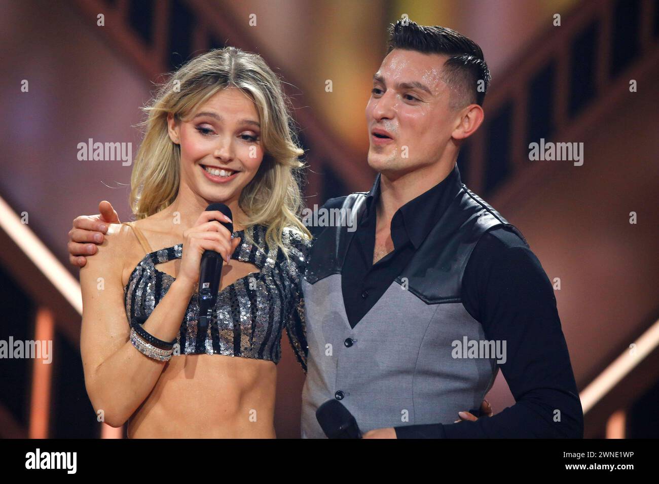 Lina Larissa Strahl mit Zsolt Sandor Cseke in der ersten Live-Show der 17. Staffel der RTL ...