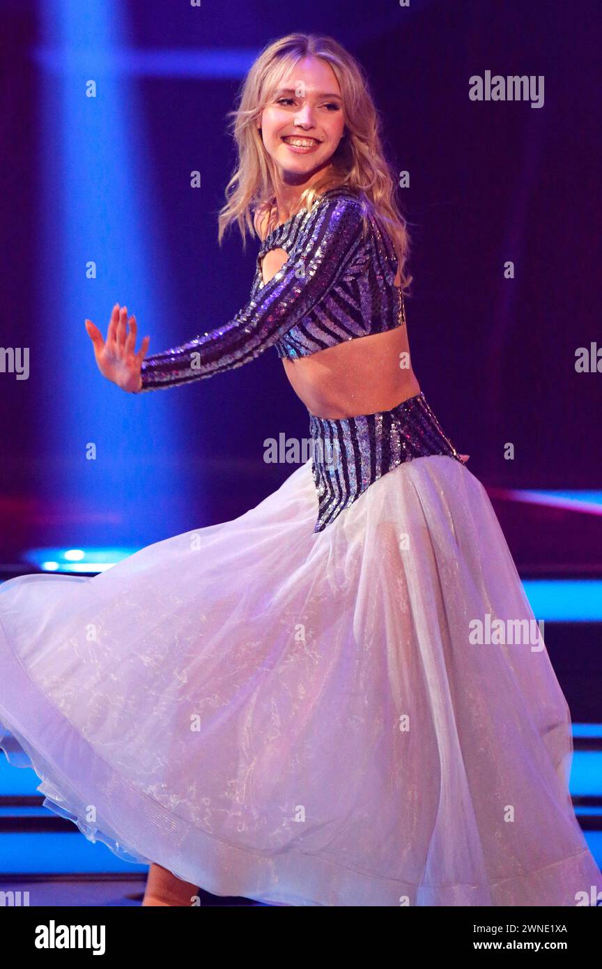 Lina Larissa Strahl in der ersten Live-Show der 17. Staffel der RTL-Tanzshow Let s Dance im MMC ...