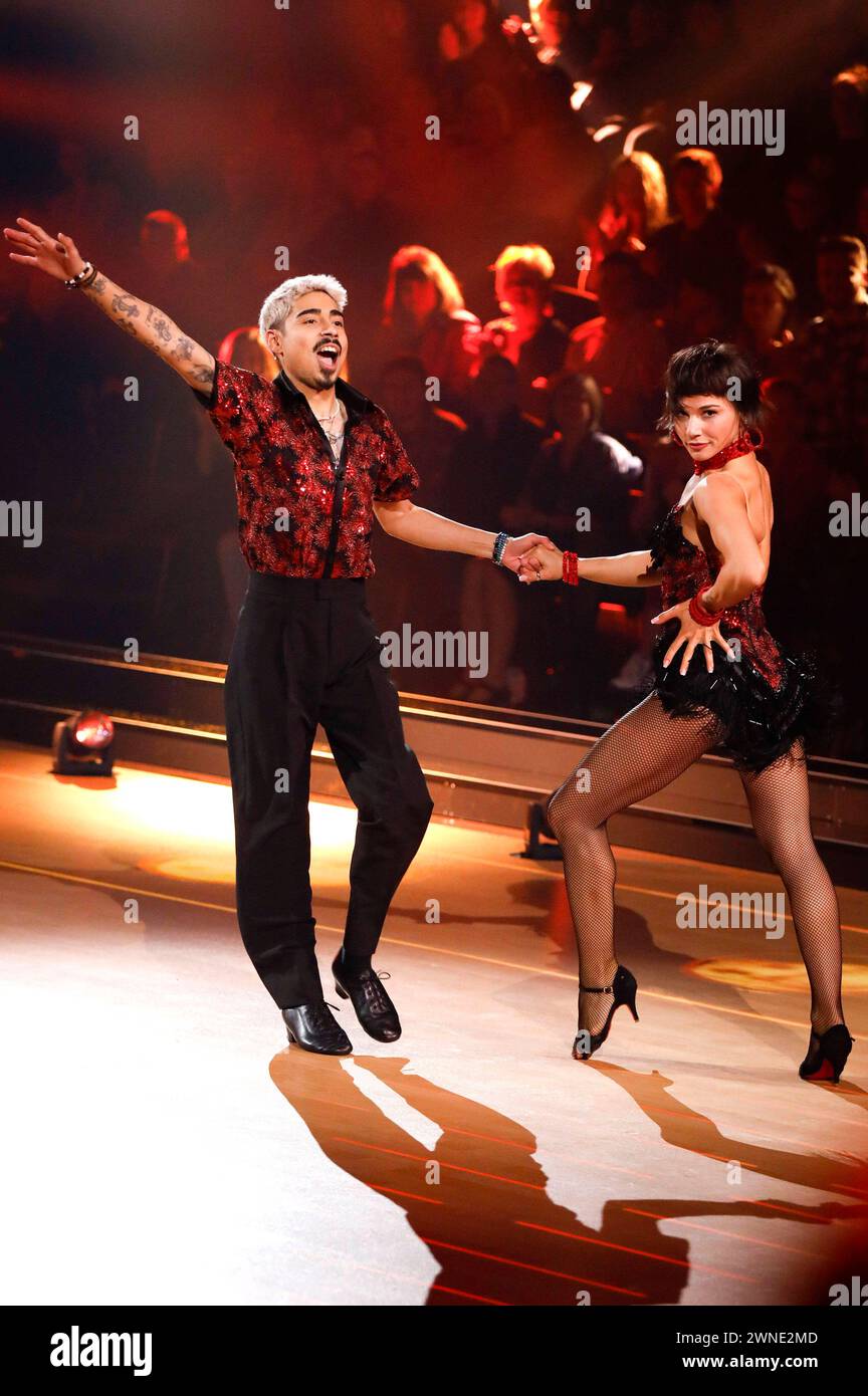 Tony Bauer mit Anastasia Stan in der ersten Live-Show der 17. Staffel ...