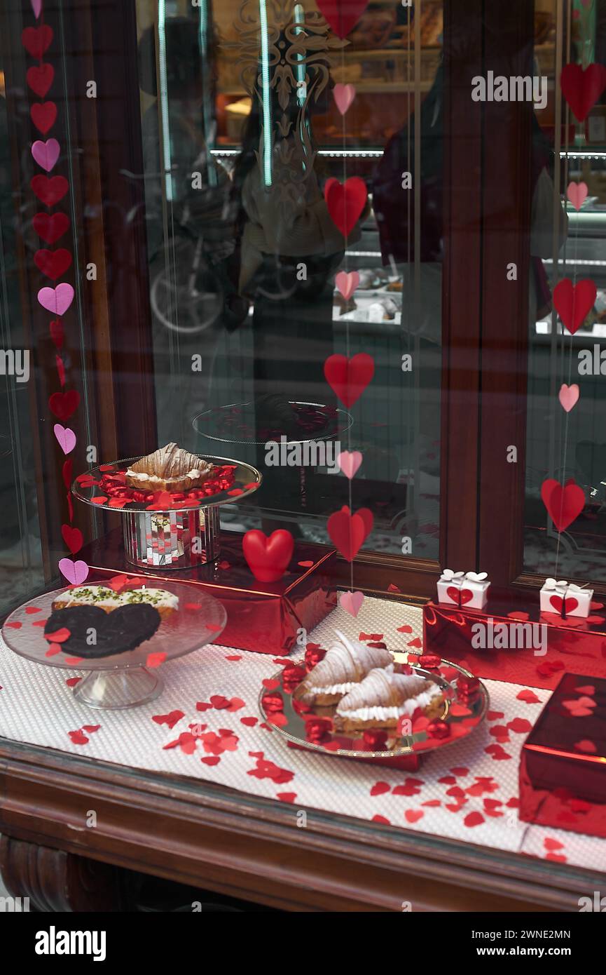 Love hearts sweets hi-res stock photography and images - Alamy