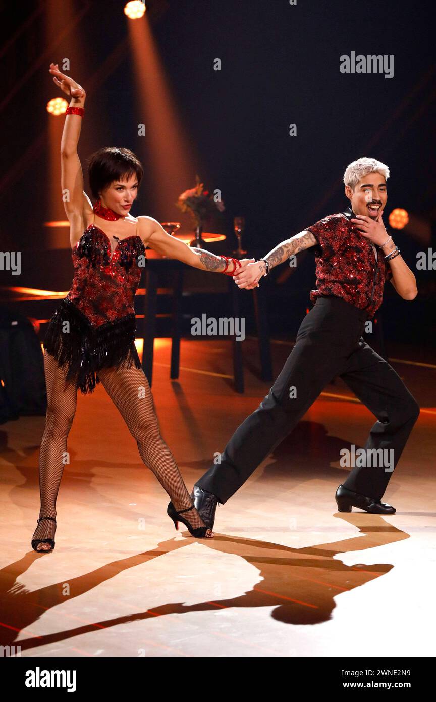 Tony Bauer mit Anastasia Stan in der ersten Live-Show der 17. Staffel ...