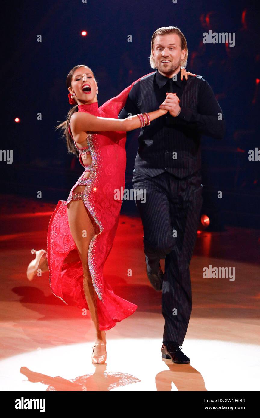 Tillman Schulz mit Patricija Ionel in der ersten Live-Show der 17 ...