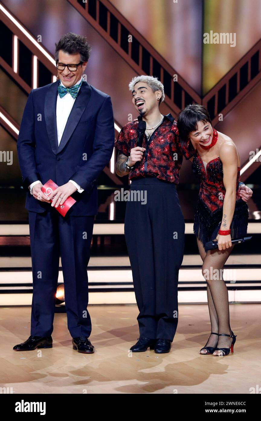 Daniel Hartwich, Tony Bauer und Anastasia Stan in der ersten Live-Show ...