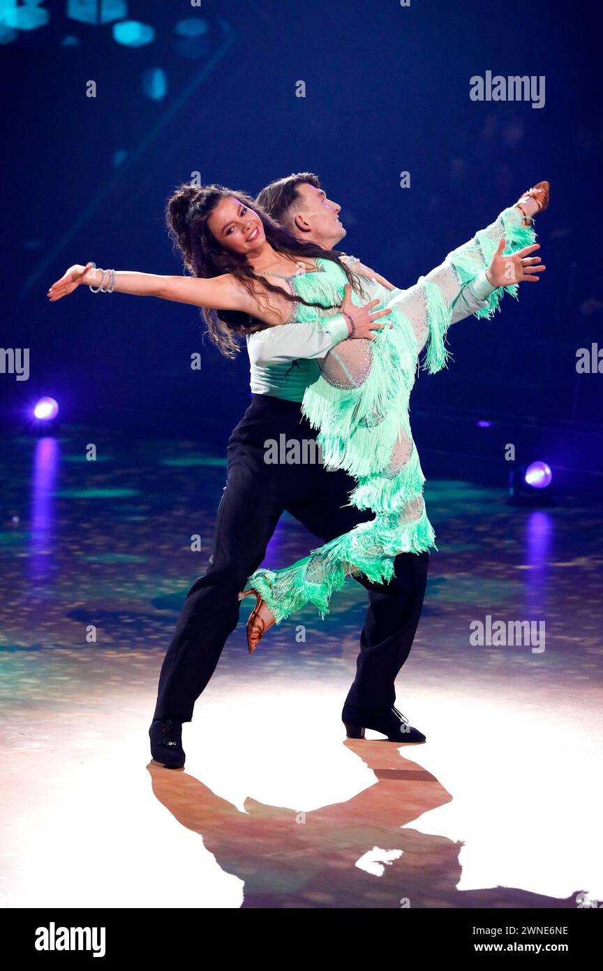 Maria Clara Groppler mit Mikael Tatarkin in der ersten Live-Show der 17 ...