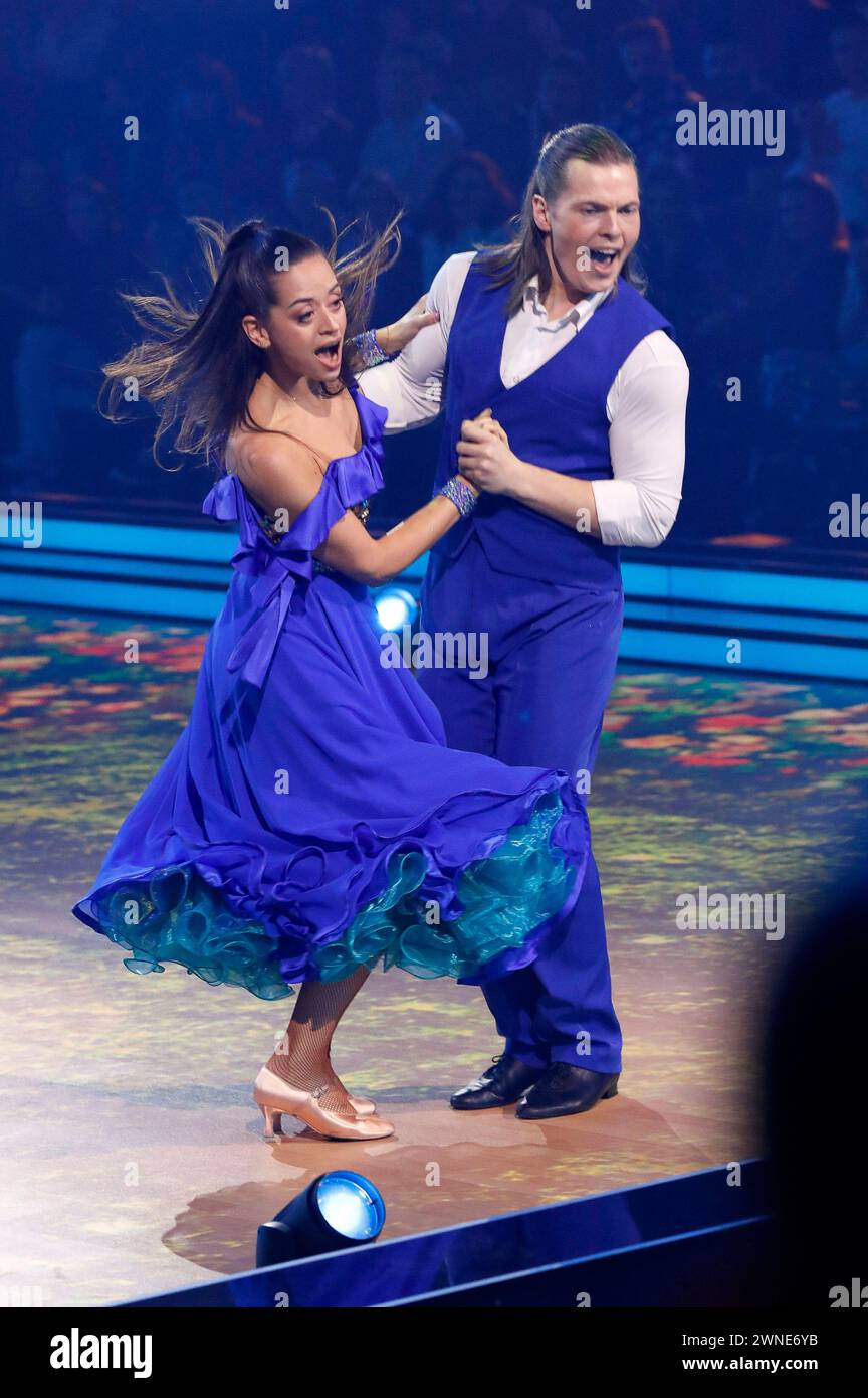 Gabriel Kelly mit Malika Dzumaev in der ersten Live-Show der 17 ...