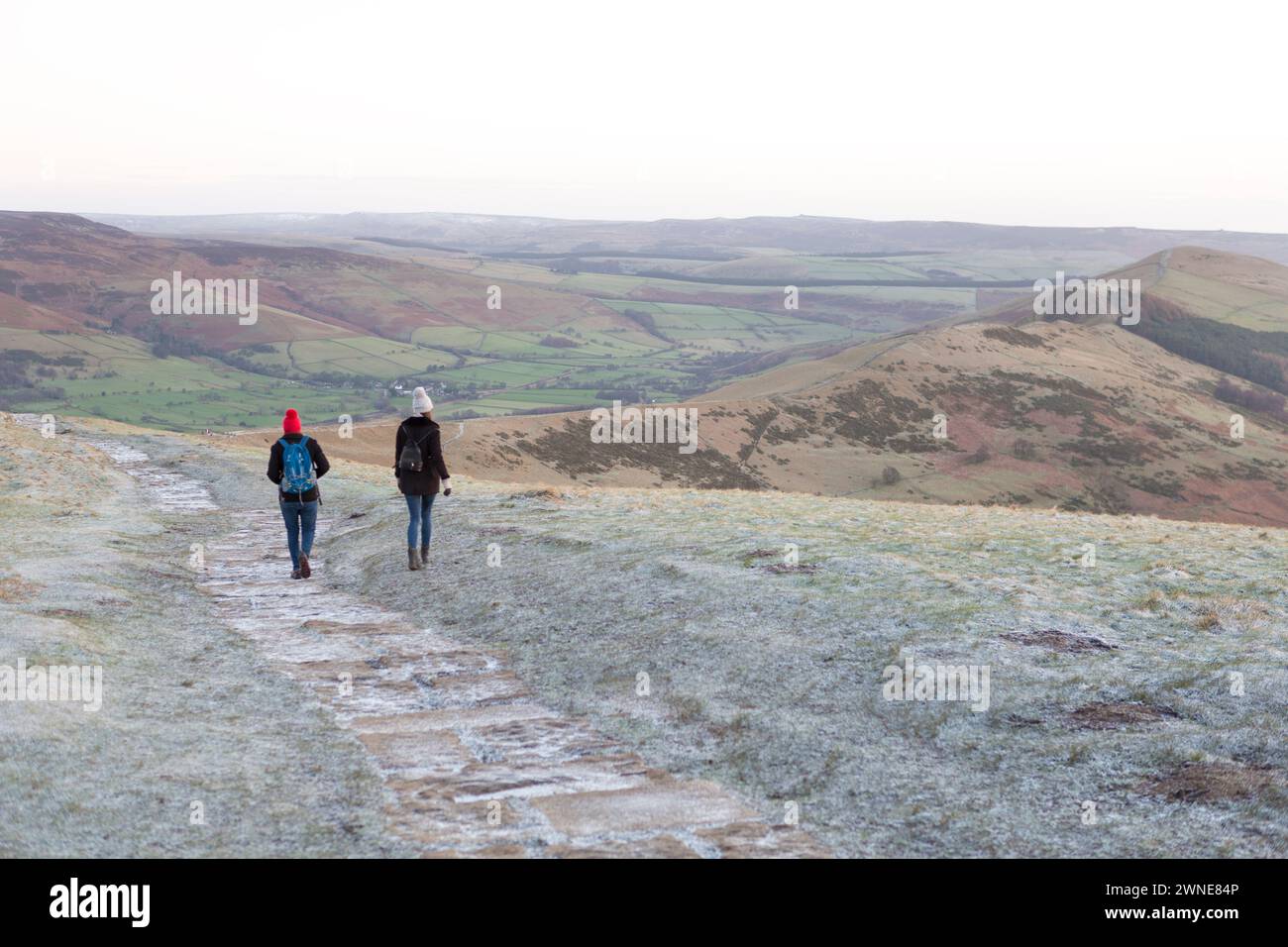 Walkers on the path along the ridge from Mam Tor, Derbyshire, UK Stock ...