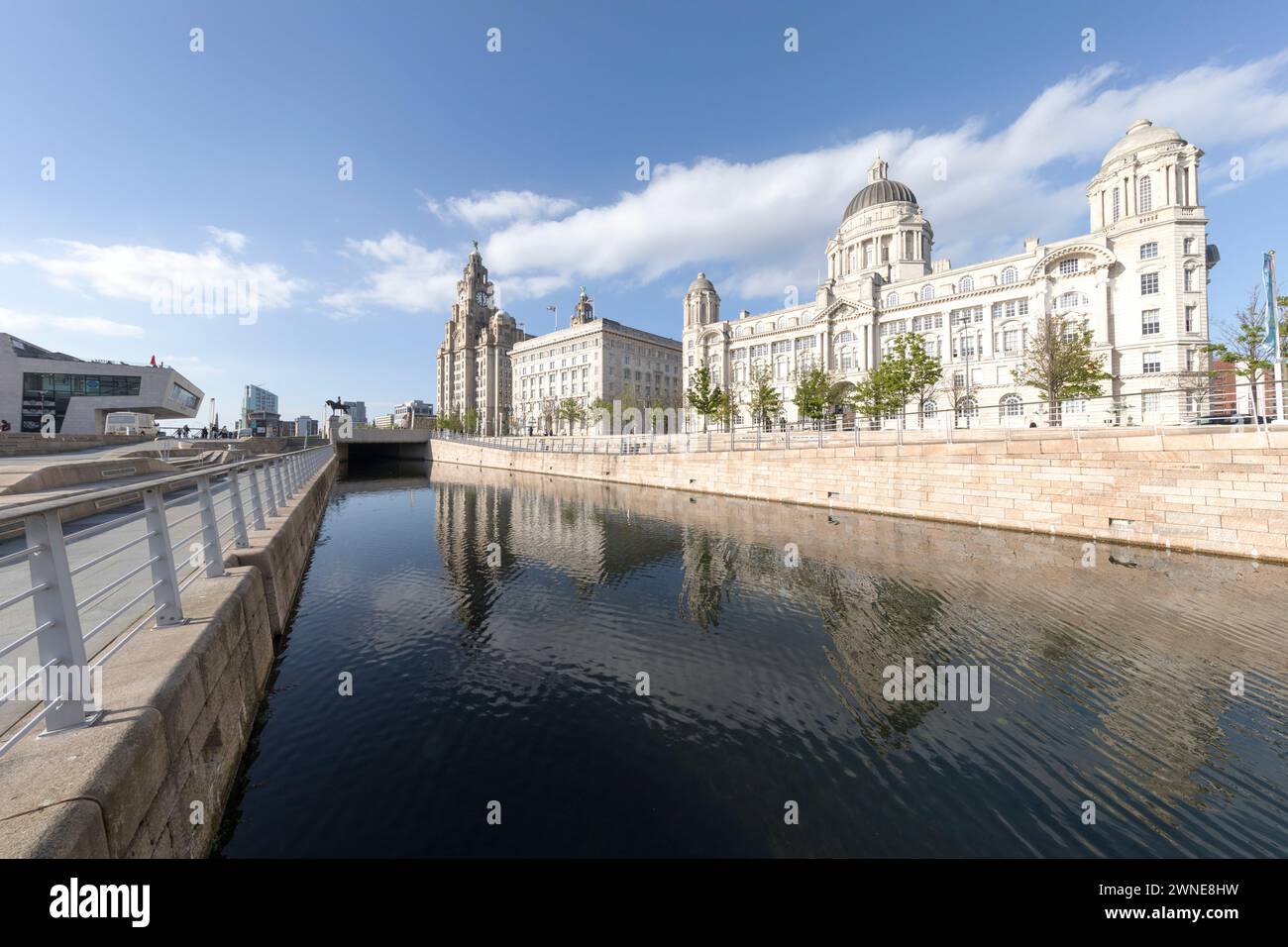 The port of Liverpool building and the Royal Liver building at the ...