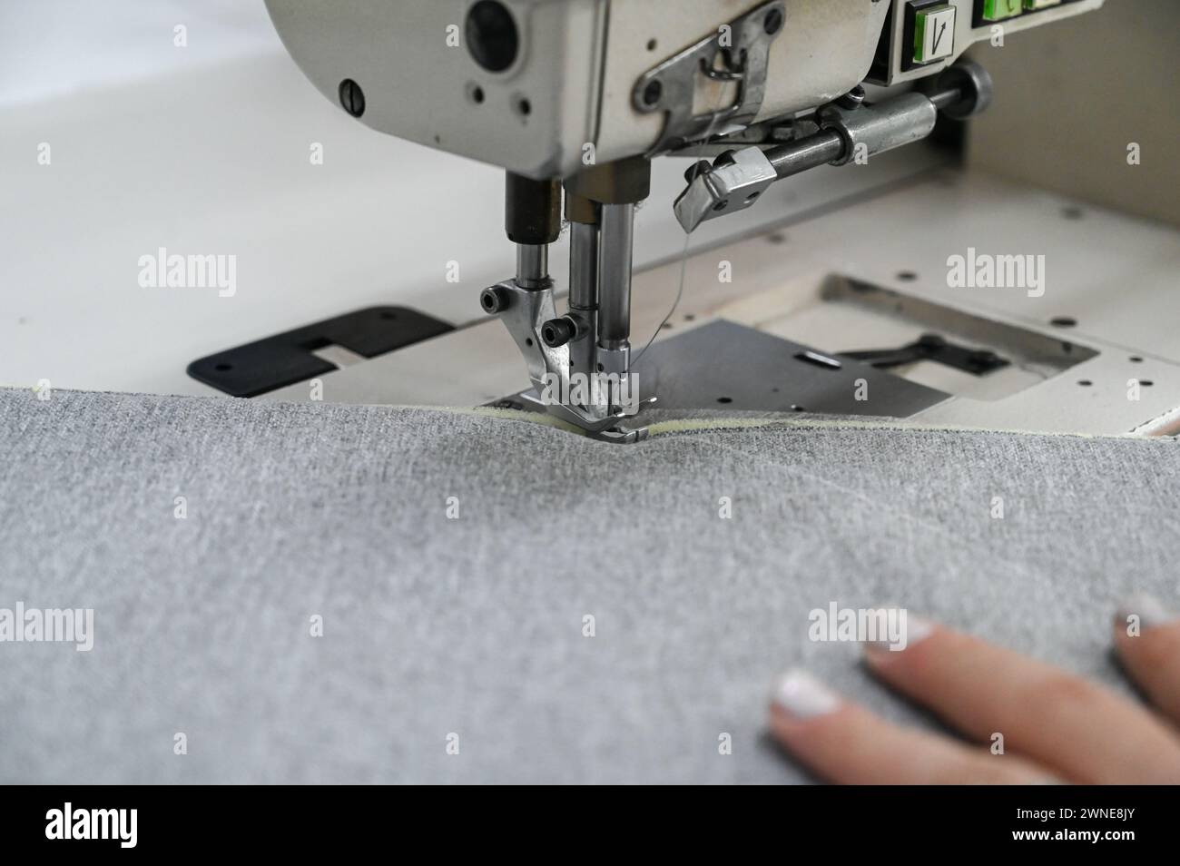 How is sewing machine works hi-res stock photography and images - Alamy