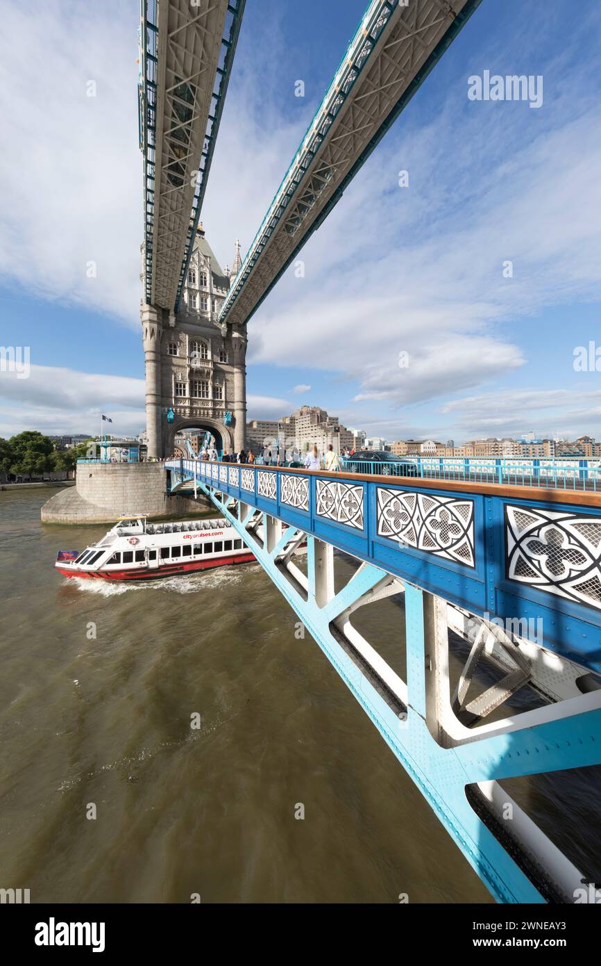 UK, London, tourist sighteeing cruise boat going under Tower Bridge ...